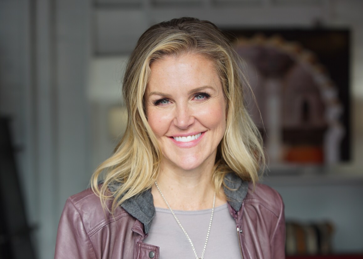 Designer Tiffany Riggle Seamlessly Modernizes a Family's Lounge Area ...